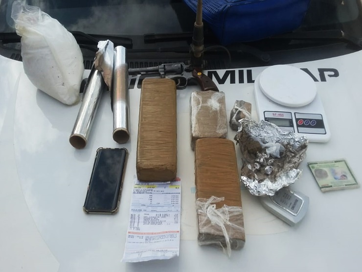 Homem é Preso Com Arma De Fogo E Quase Três Quilos De Droga No Litoral